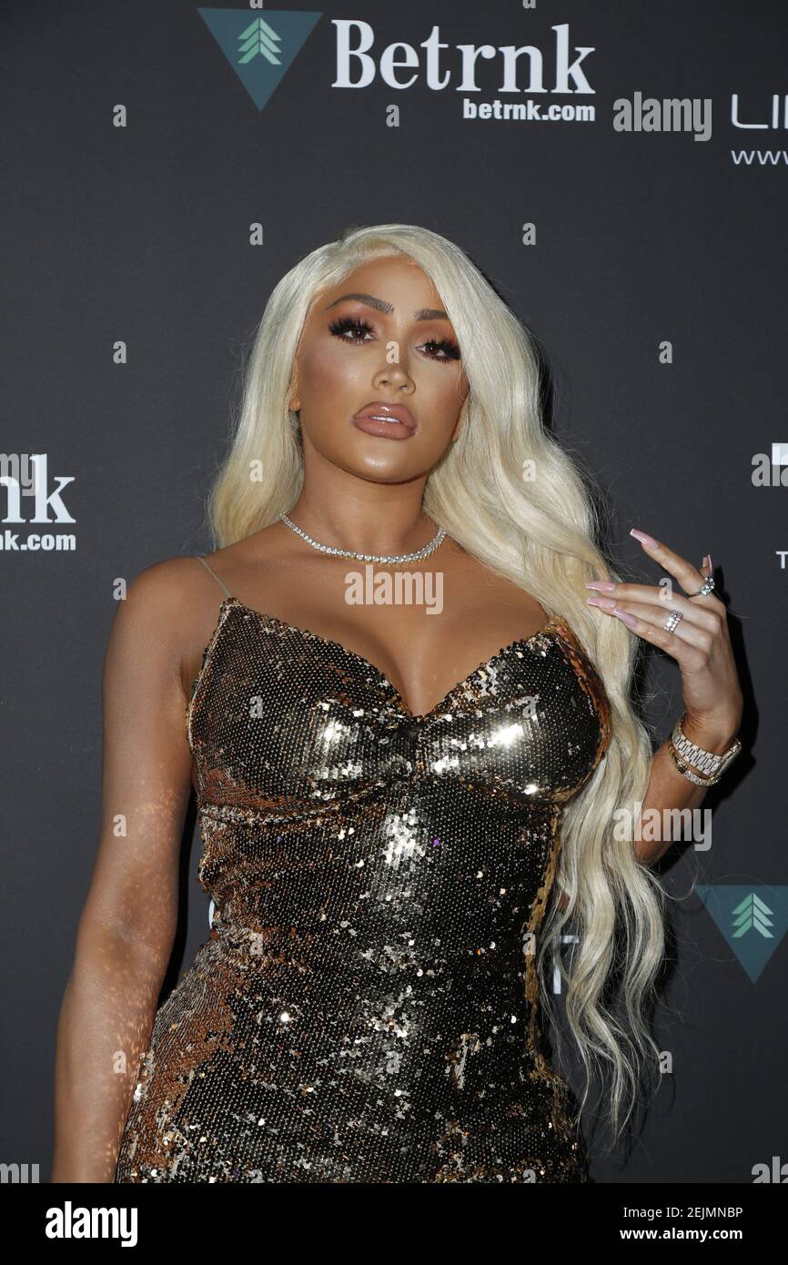 Nikki walking the red carpet at Floyd Mayweather's 43rd Birthday ...