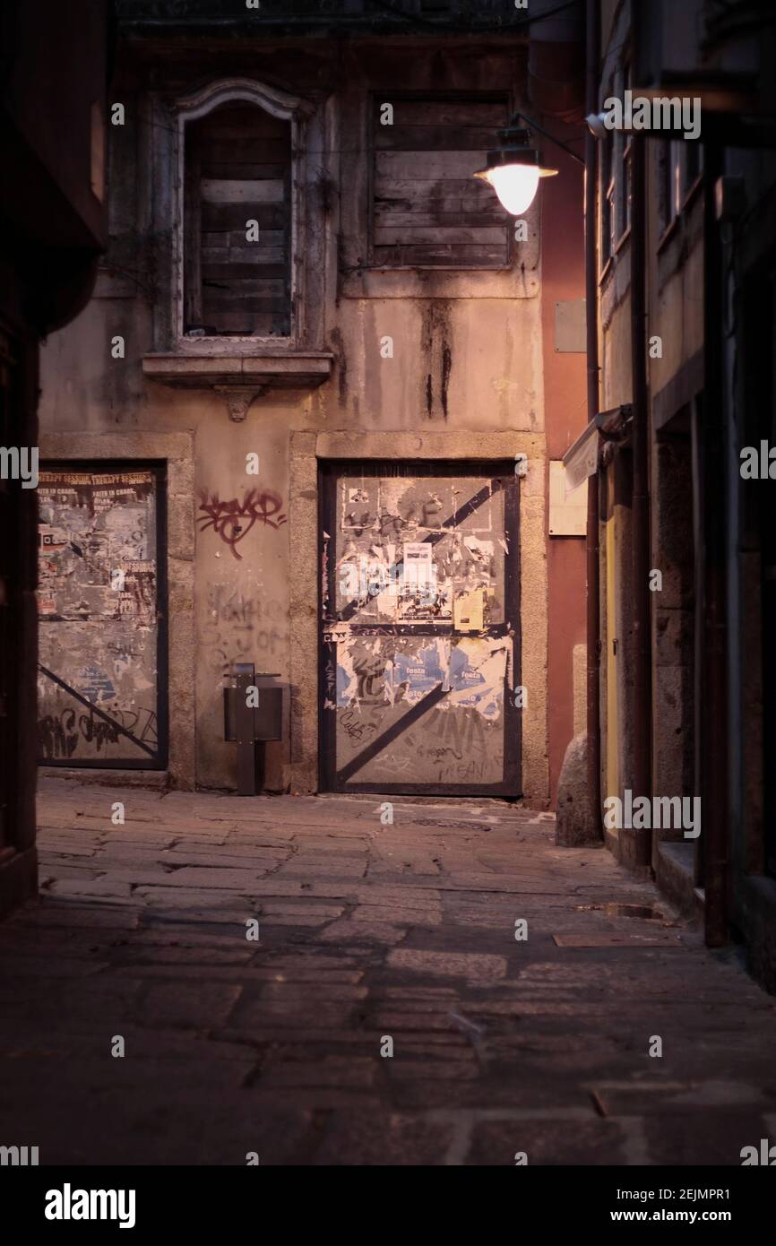 Dirty downtown empty ghetto hi-res stock photography and images - Alamy