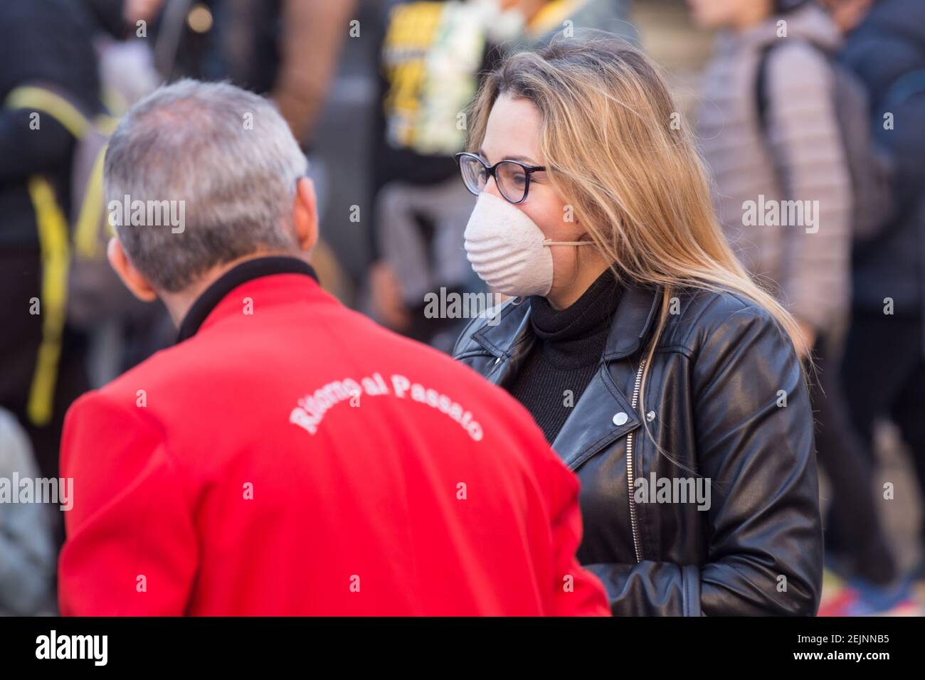 People wear antivirus masks to protect themselves from Corovinavirus in ...
