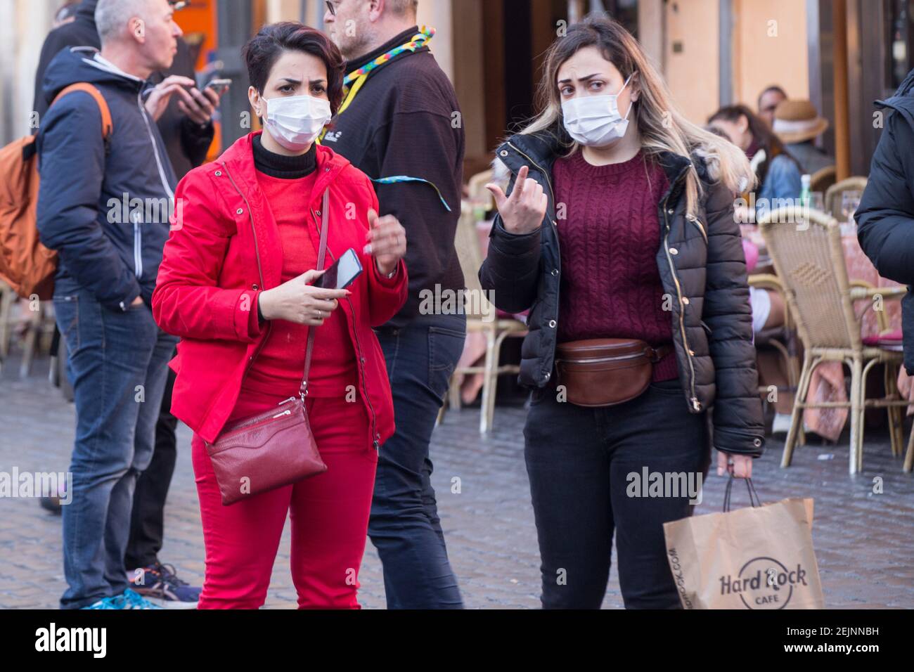 People wear antivirus masks to protect themselves from Corovinavirus in ...