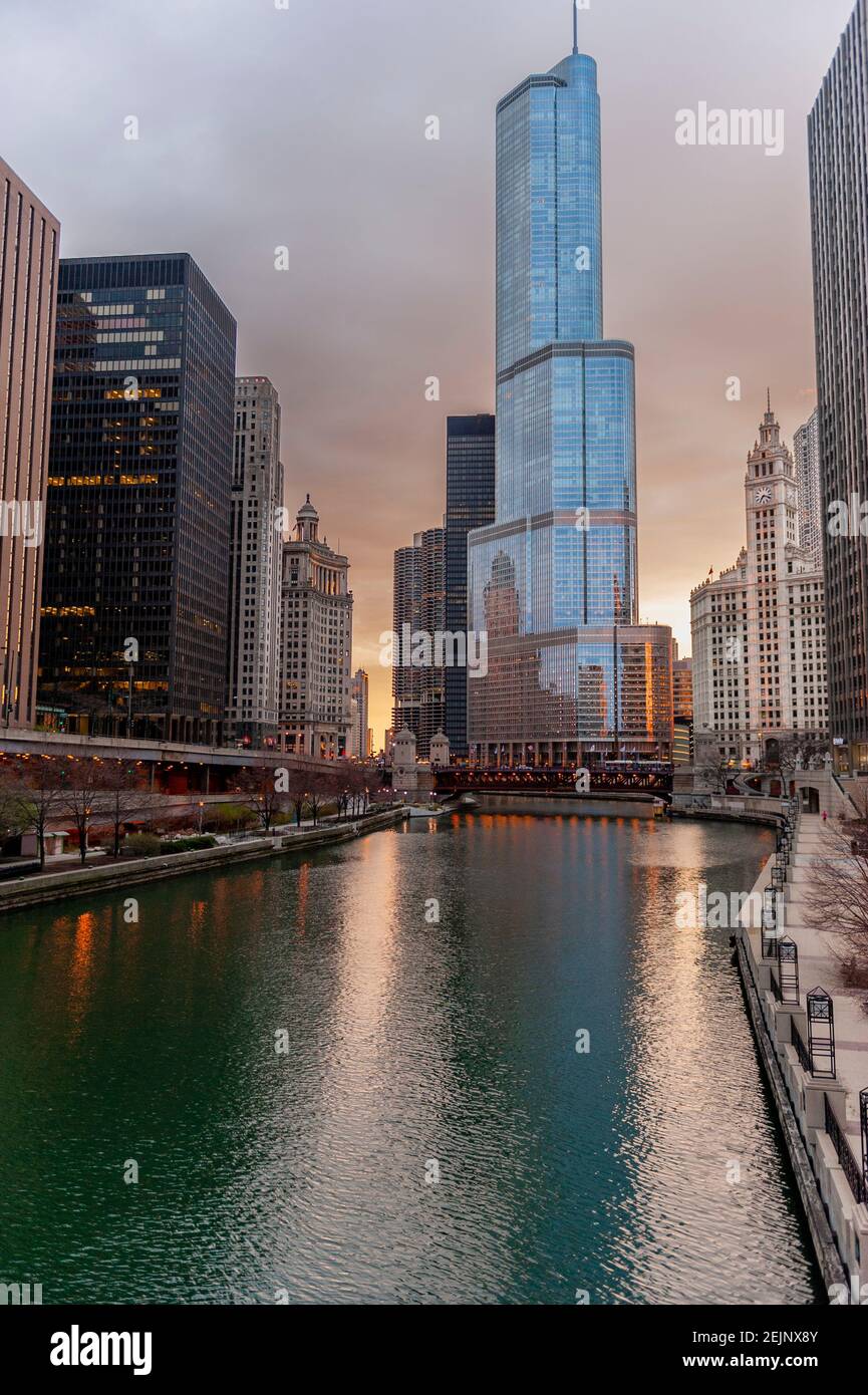 Chicago landmarks, Chicago River reflection, Chicago Riverwalk, Trump ...