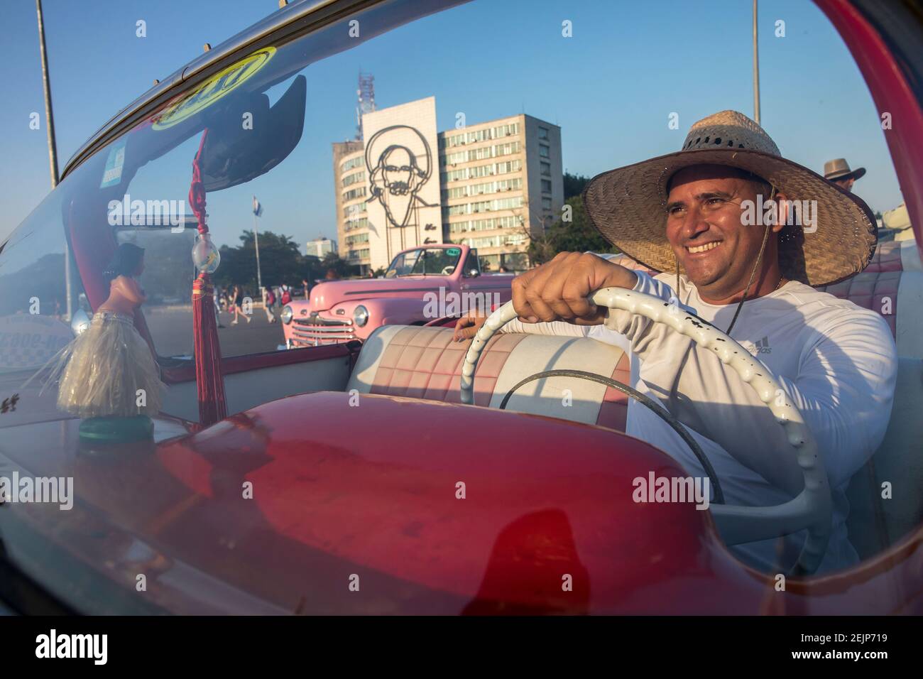 Vintage good looking man smiling hi-res stock photography and images ...