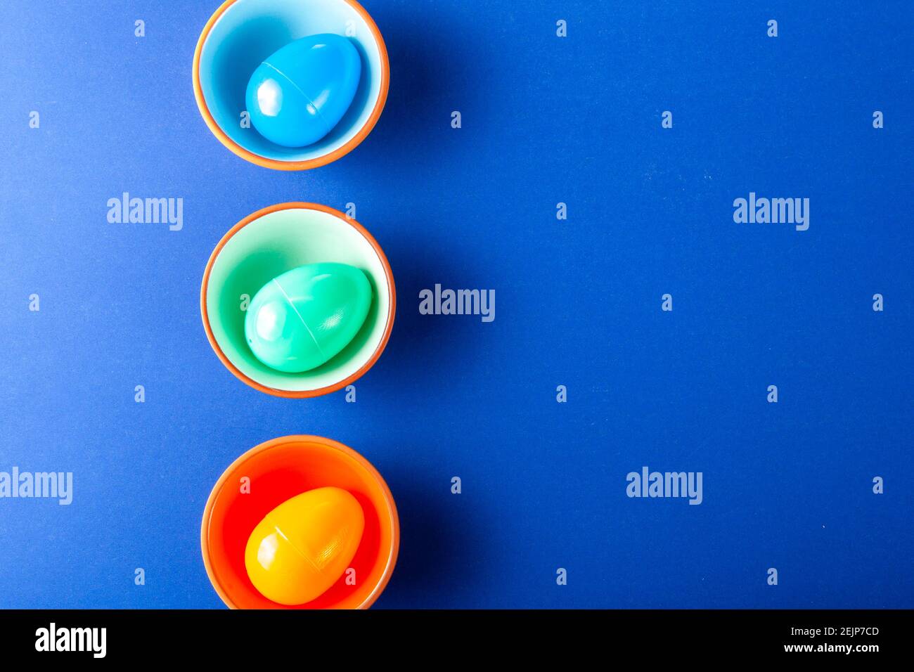 Matching round bowls hi-res stock photography and images - Alamy