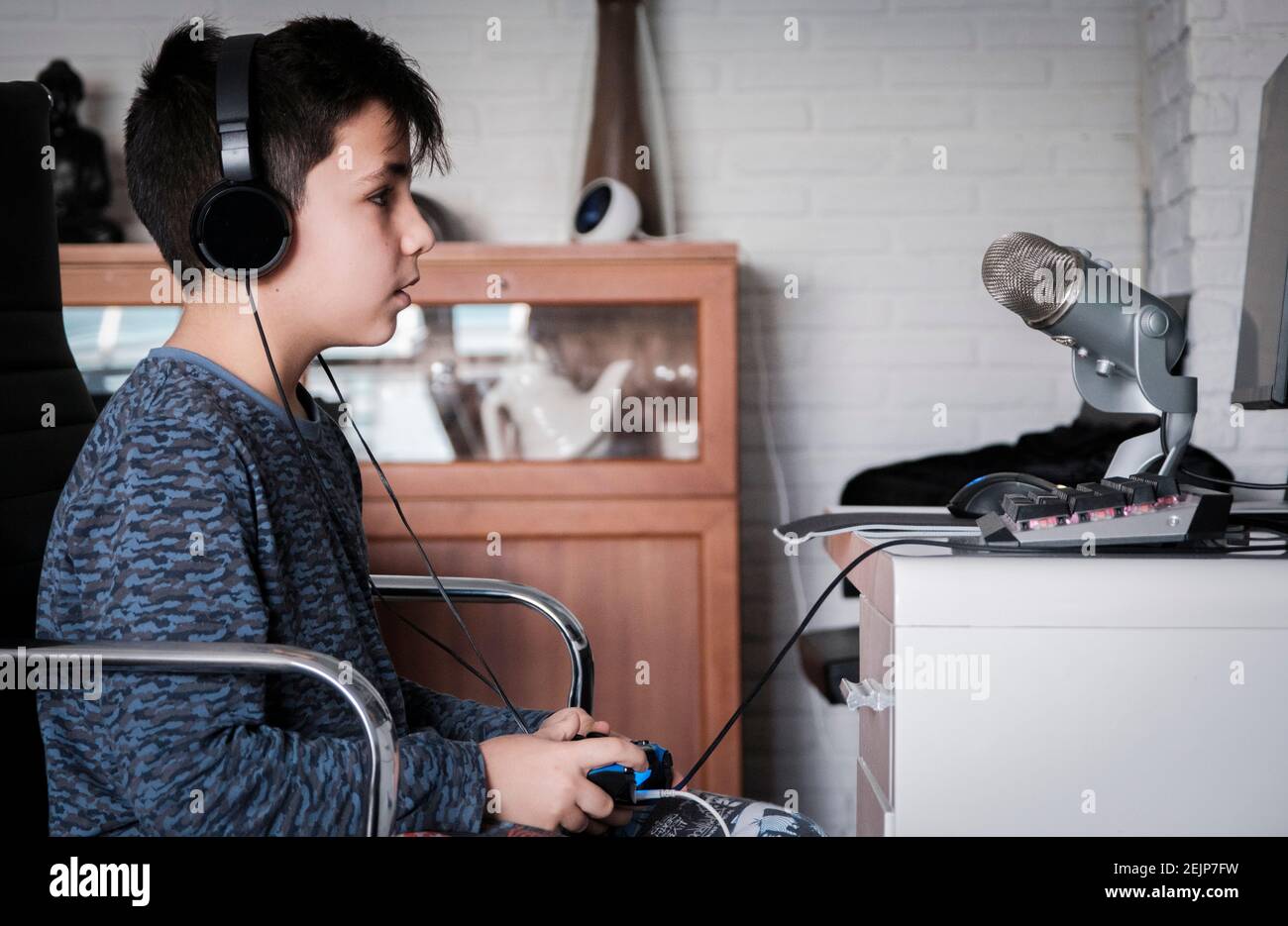 Game streamer hi-res stock photography and images - Alamy