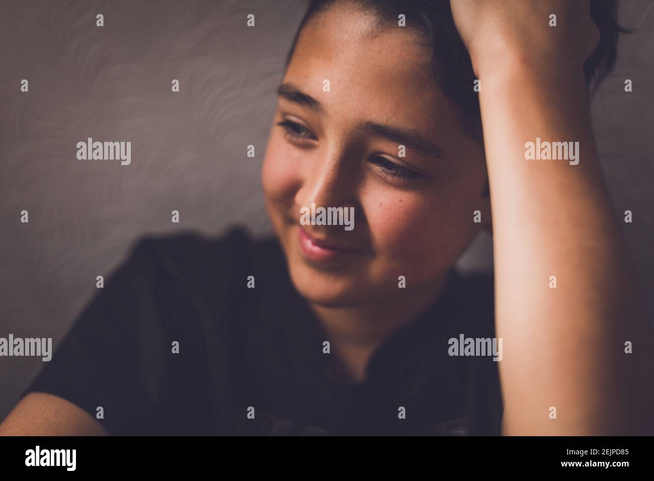 Boy leaning against the wall looking a window Stock Photo - Alamy