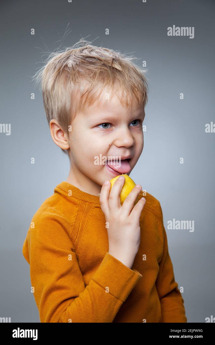Kid eat lemon hi-res stock photography and images - Alamy