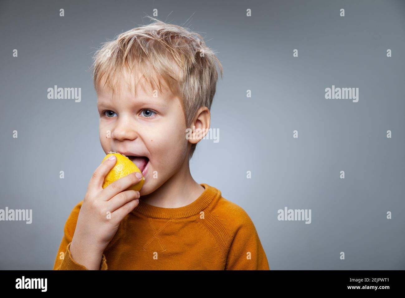 Kid eat lemon hi-res stock photography and images - Alamy
