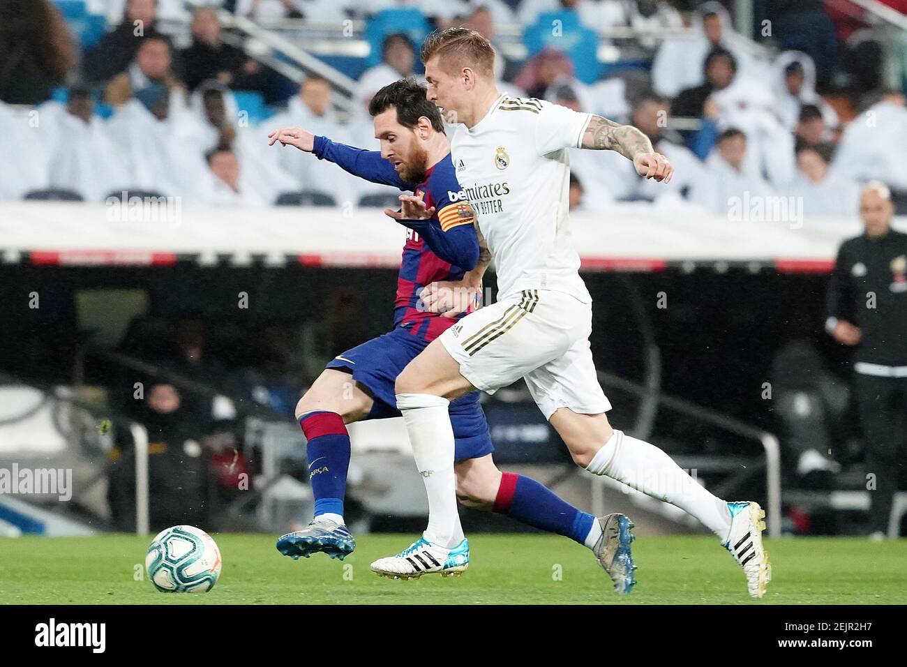 Real Madrid's Toni Kroos (r) and FC Barcelona's Leo Messi during La ...