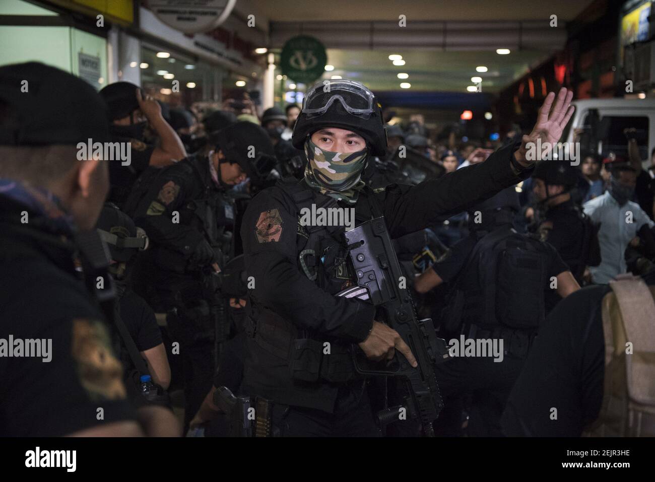 A SWAT police officer gestures while officers arrest hostage taker ...