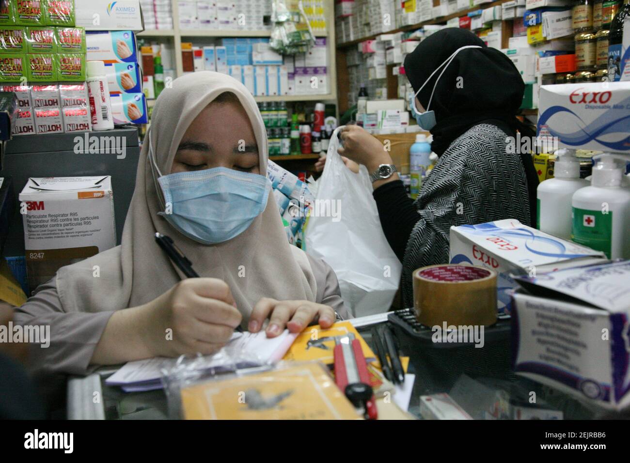 Mask sellers at drug centers and medical equipment centers at Pramuka ...