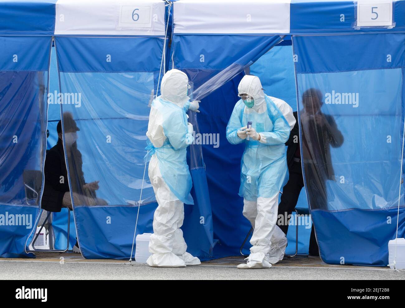 South Korean medical worker registers for a suspected patient at ...
