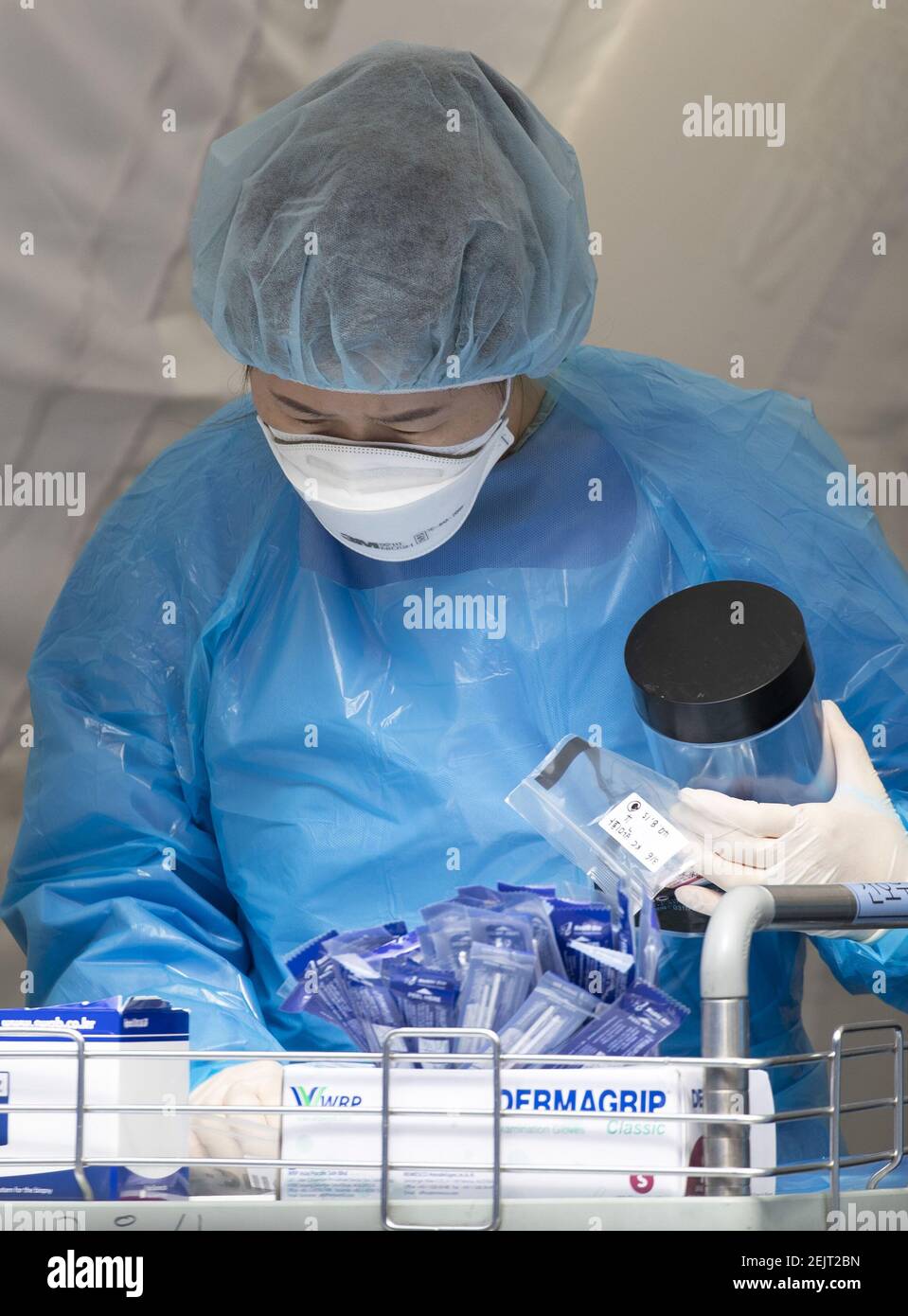 South Korean medical worker registers for a suspected patient at ...