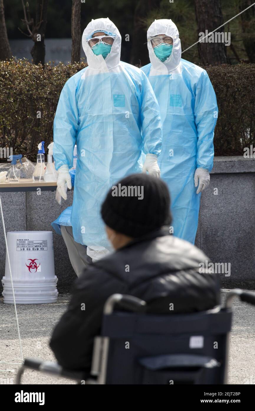 South Korean medical worker registers for a suspected patient at ...