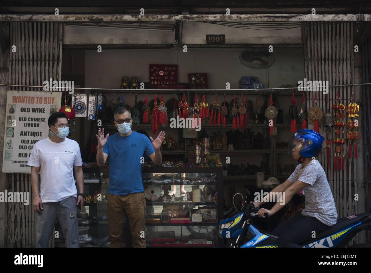 Filipinos wear face masks as a precaution against the outbreak of ...