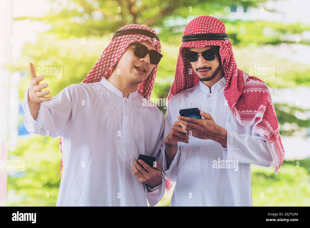 Arabic businessman shaking hand hi-res stock photography and images - Alamy