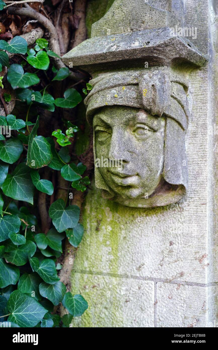 Gargoyle ivy hi-res stock photography and images - Alamy