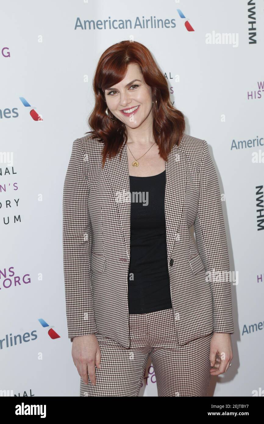 Sara Rue walking the red carpet at The National Women's History Museum ...
