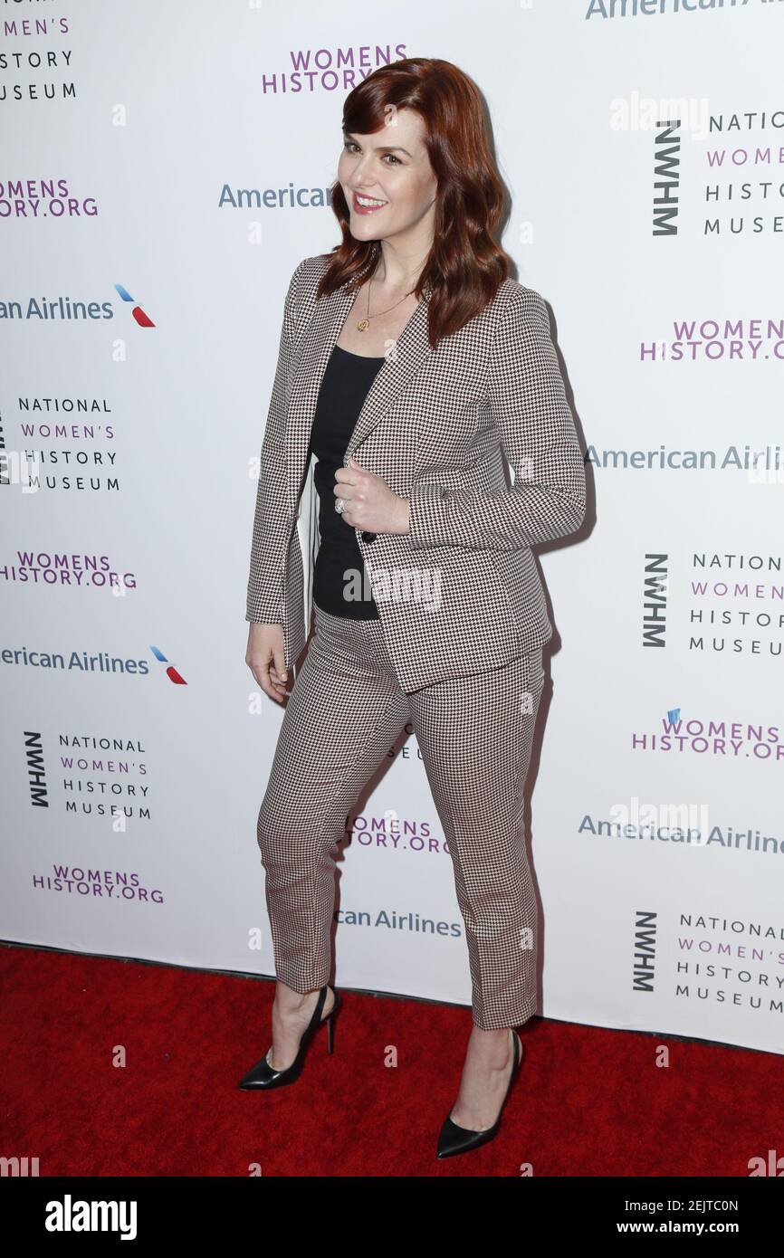 Sara Rue walking the red carpet at The National Women's History Museum ...