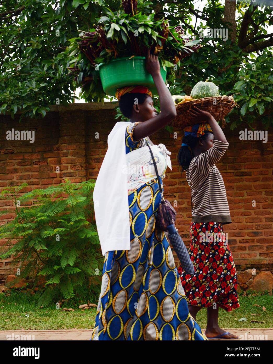 African woman carrying fruits on hi-res stock photography and images ...