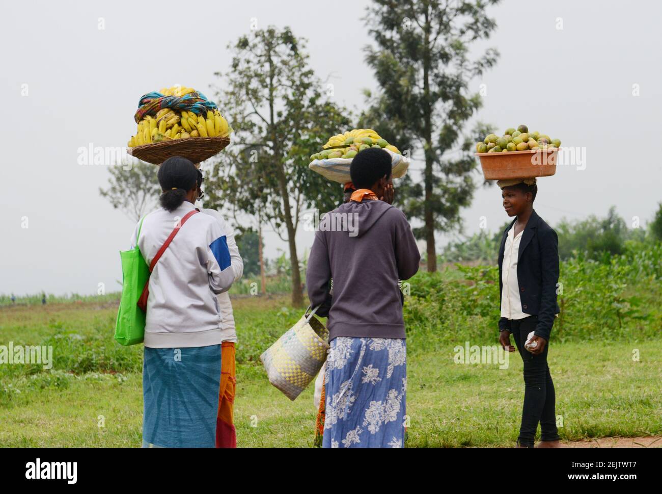 Vendor selling fruit africa hi-res stock photography and images - Alamy