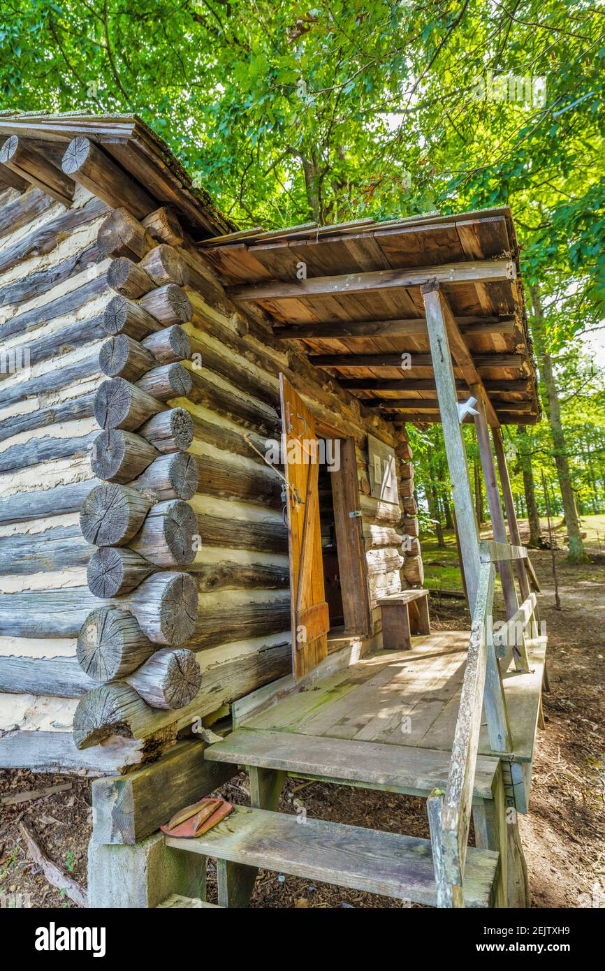 The WPA/Longhunter’s Cabin, a replica of a 18th century pioneer log ...