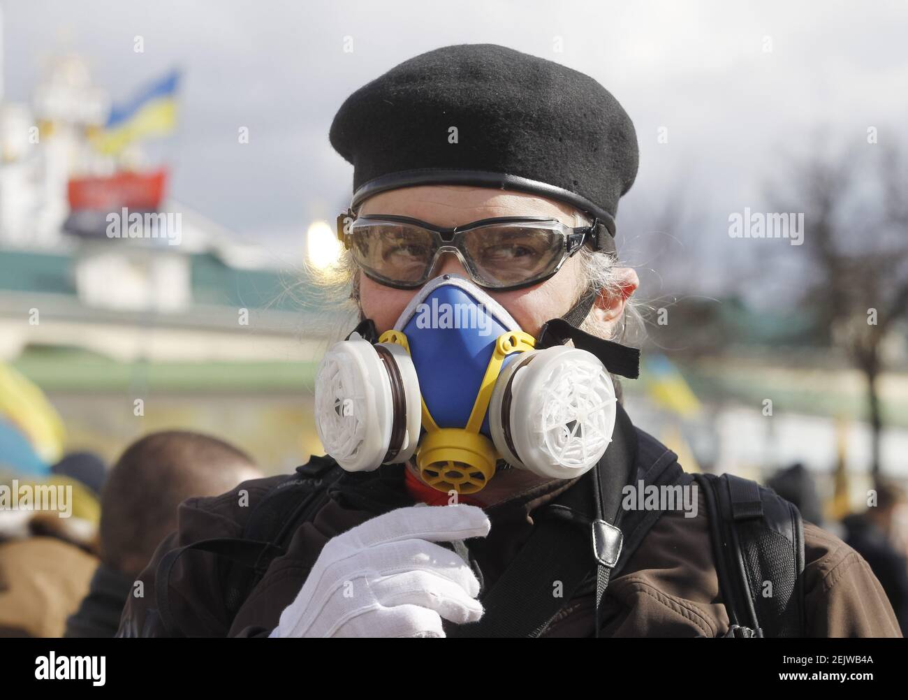 A man wearing gas masks as a preventive measure against the covid-19 ...