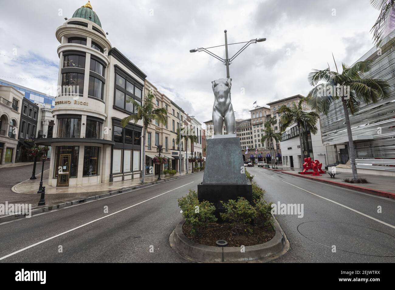 High-end businesses on Rodeo Drive in Beverly Hills shut down and close ...