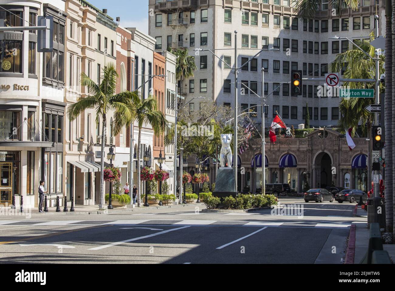 High-end businesses on Rodeo Drive in Beverly Hills shut down and close ...