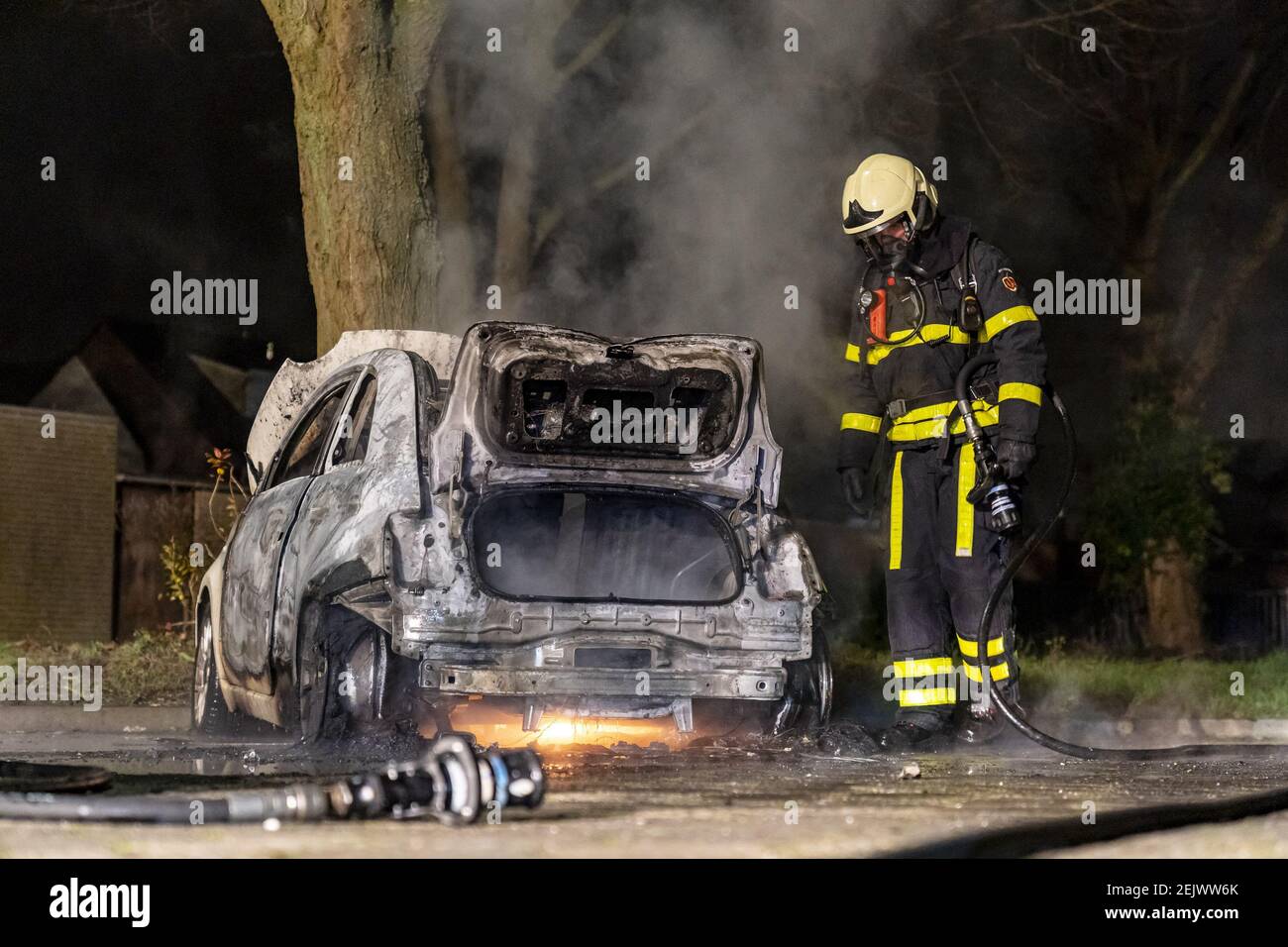 OOSTERHOUT, , 20-03-2020, dutchnews, , Two cars destroyed by fire in ...