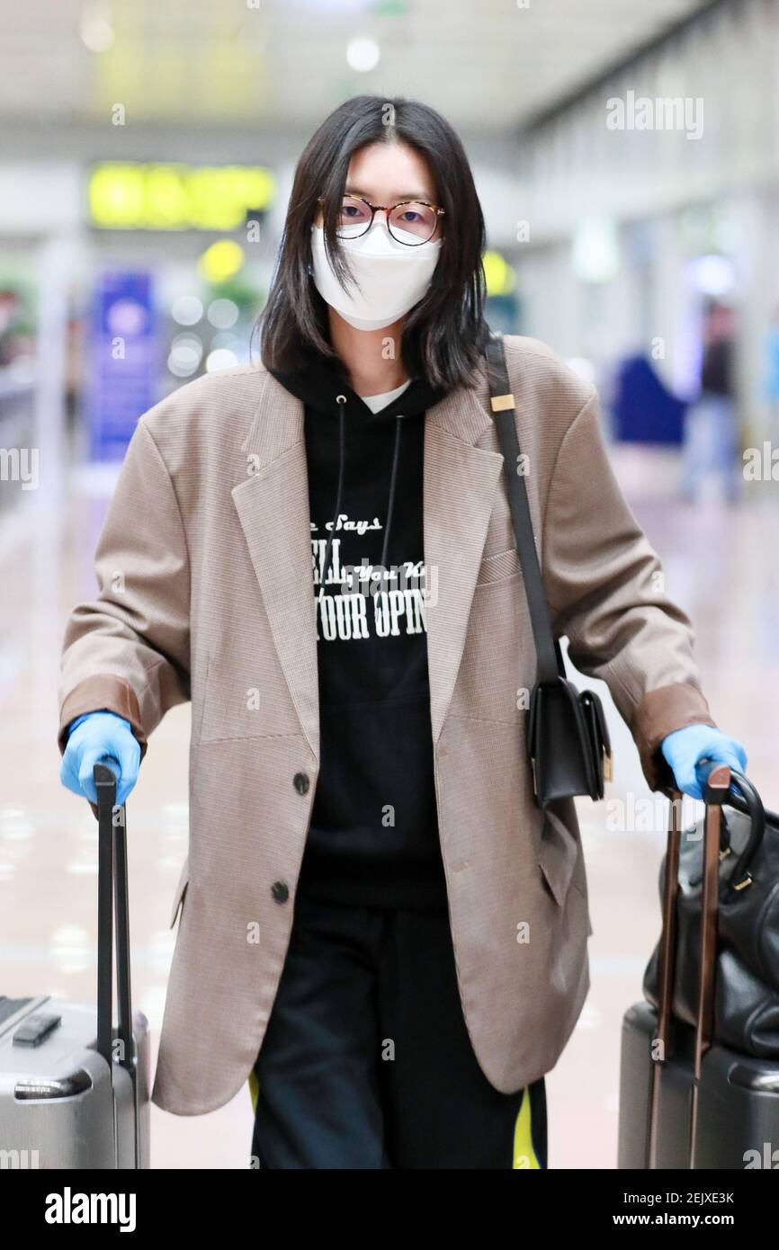 Chinese model Liu Wen arrives at a Beijing airport before departure in Beijing, China, 27 March ...