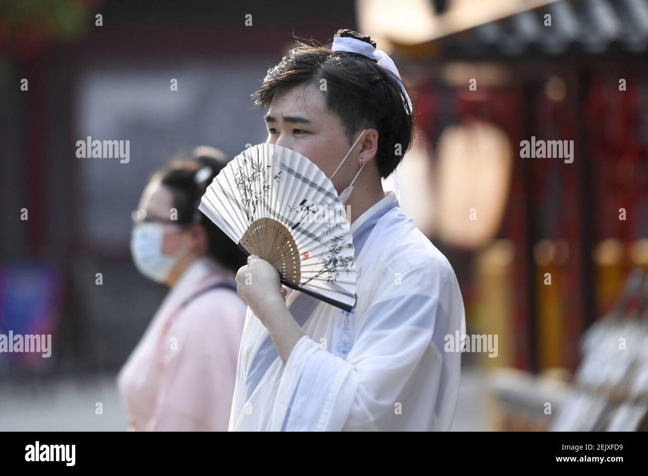 Young people play in Fonte theme park by wearing traditional Han ...