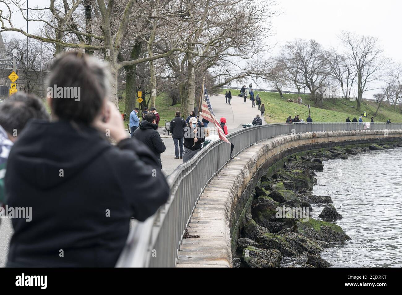 Residents of Brooklyn greet USNS Comfort Navy ship with 1000 beds to ...