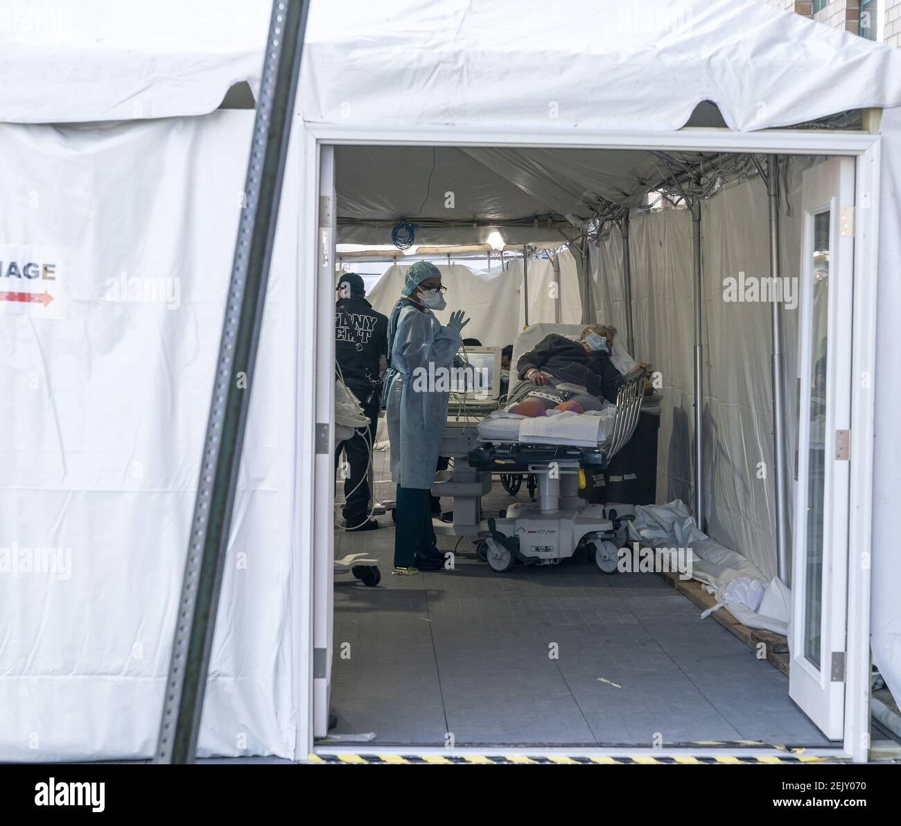 Nurses coronavirus usa tent hi-res stock photography and images - Alamy