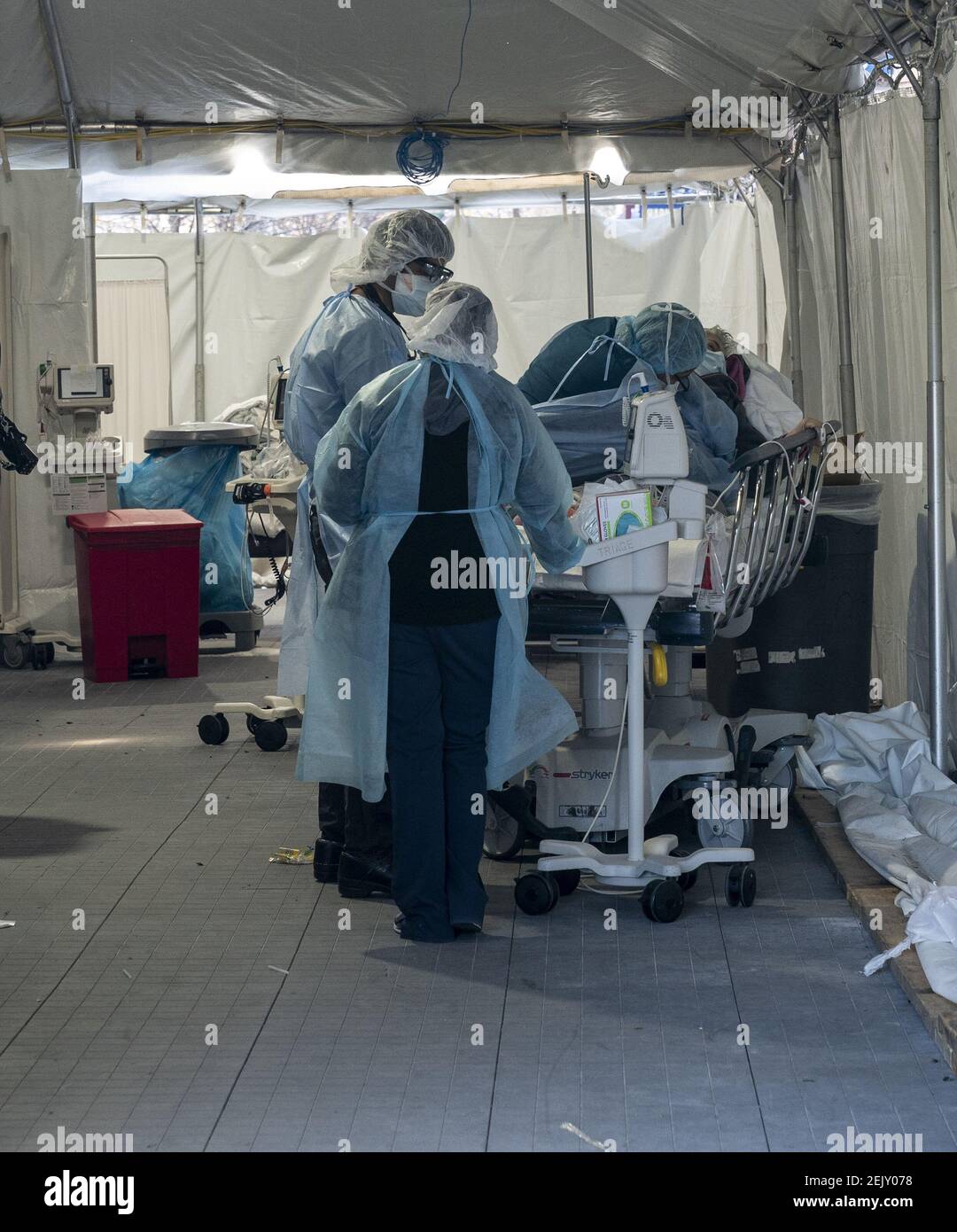Nurses coronavirus usa tent hi-res stock photography and images - Alamy
