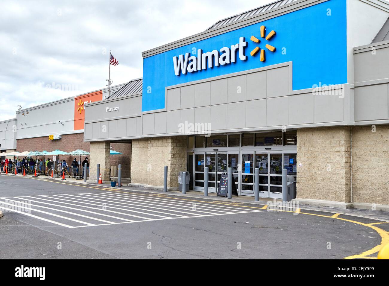 Walmart enforces practicing social distancing during this covid-19 ...