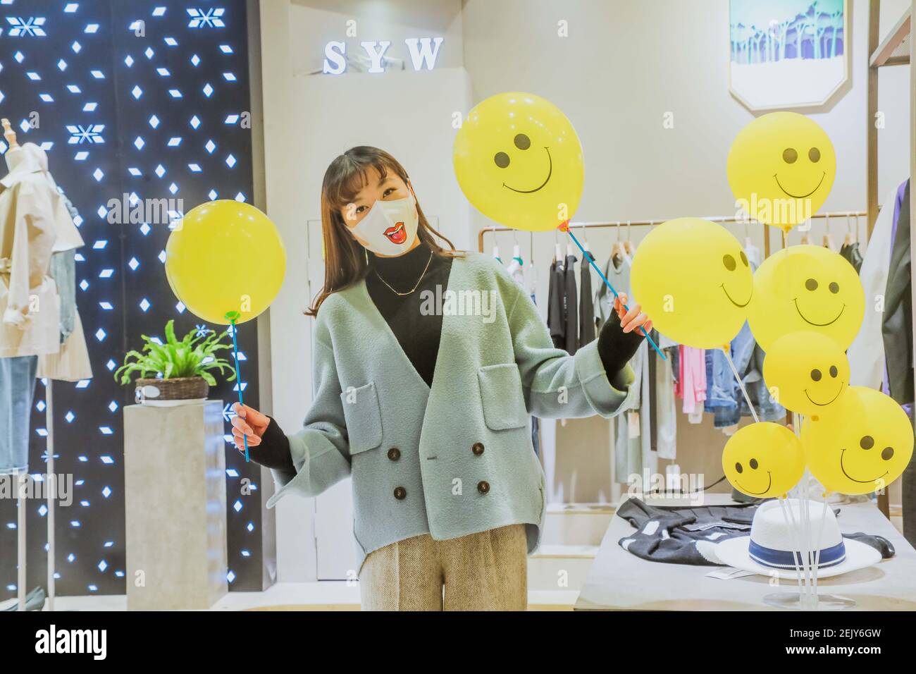 Businessmen launched "smile masks" to let the shopping public feel the ...