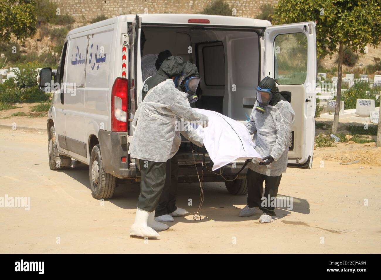 (EDITOR’S NOTE: Image depicts death) Health workers wearing protective ...