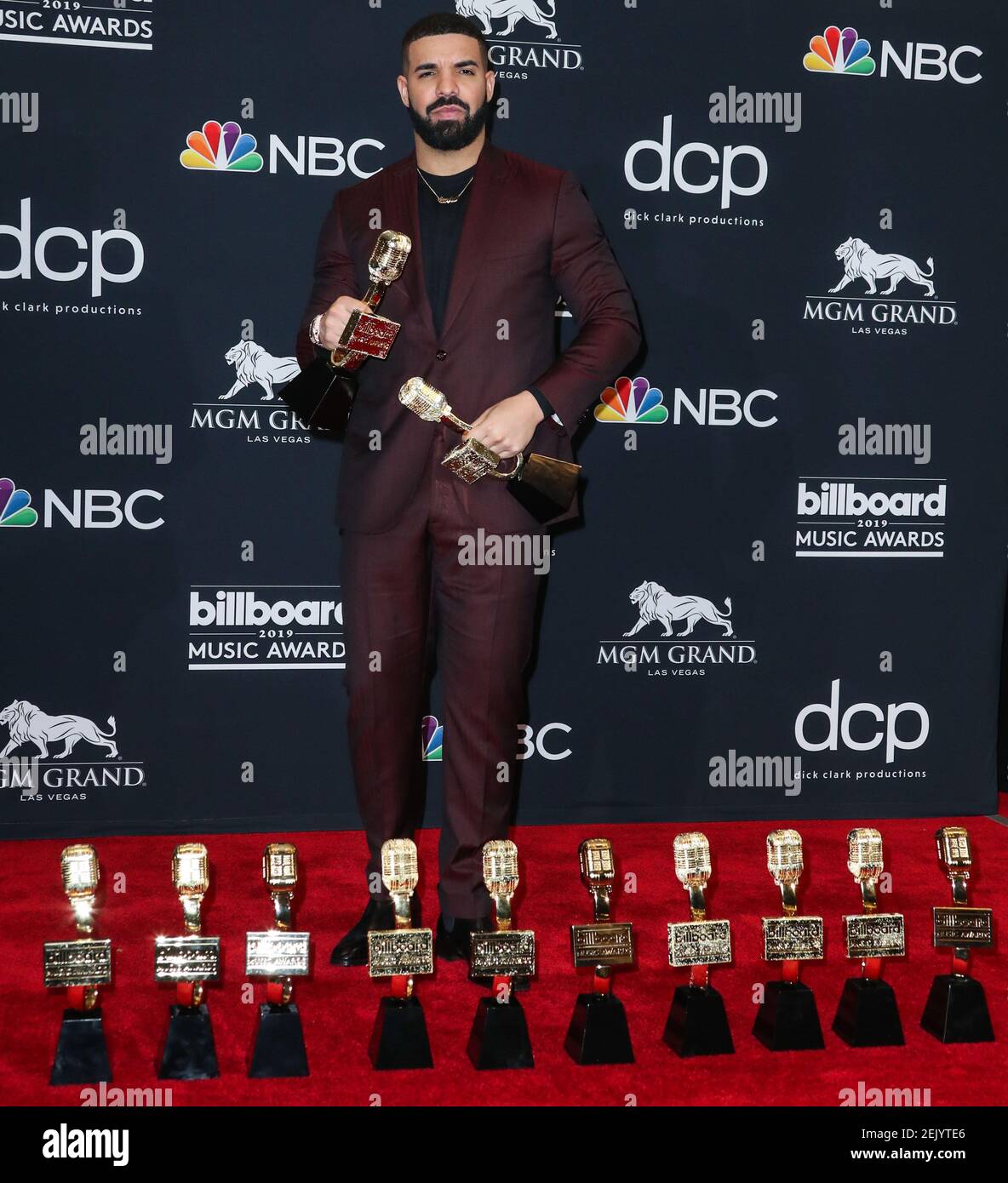 (FILE) Drake Makes Historic Debut at No. 1 on Billboard Hot 100 With ...