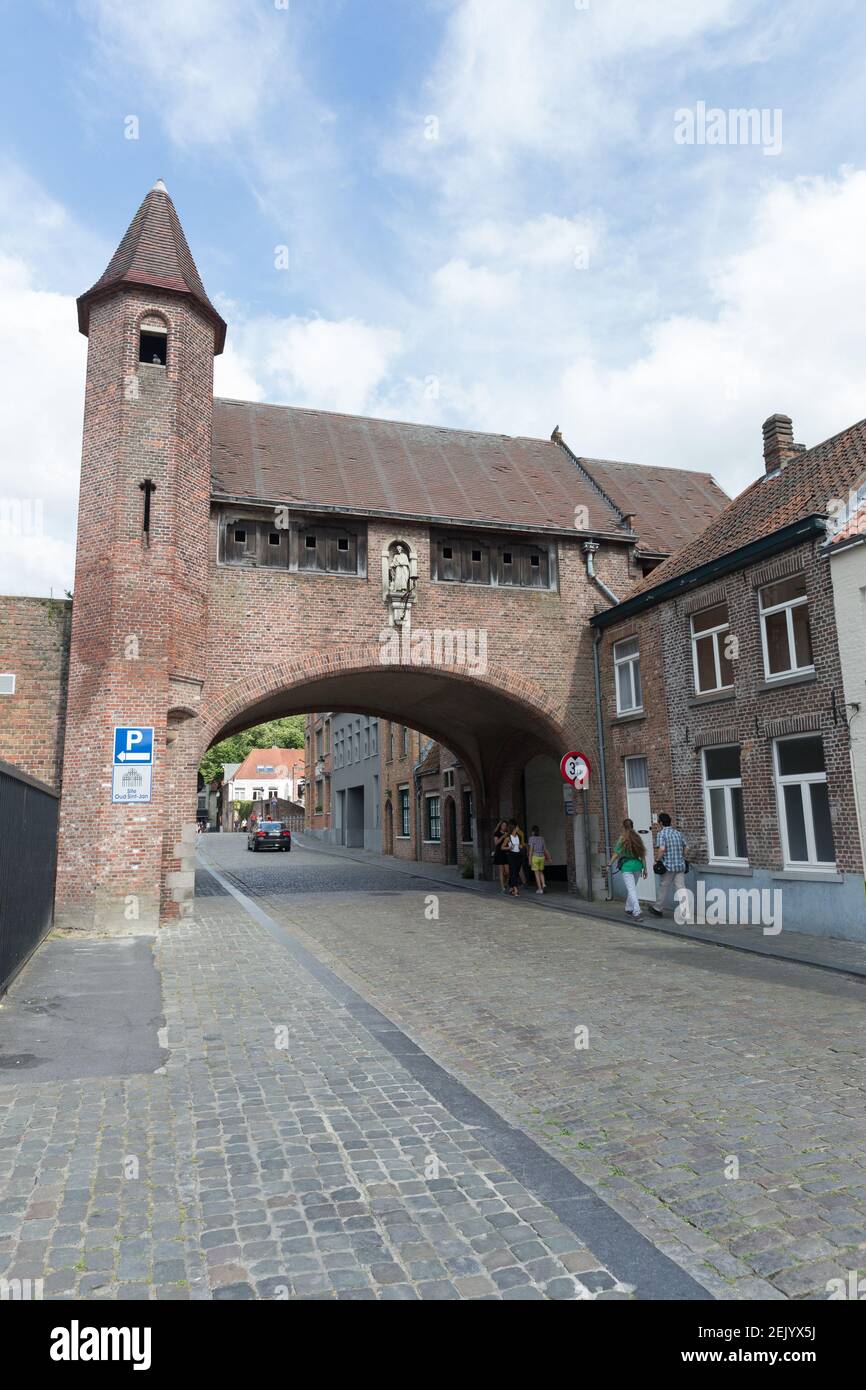 Belgium bruges covered bridge hi-res stock photography and images - Alamy