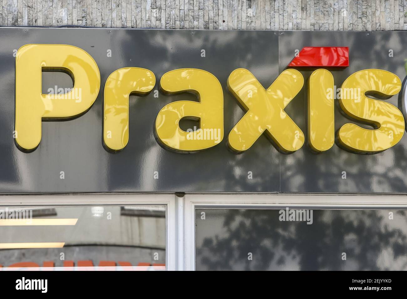 UTRECHT, 15-04-2020 , Dutchnews, Praxis new logo, Nieuw logo Praxis ...