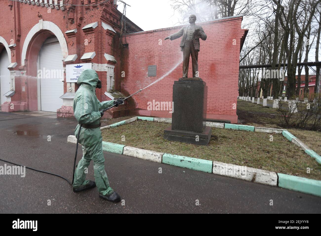The monument of Vladimir Lenin being disinfected by Russian soldier ...