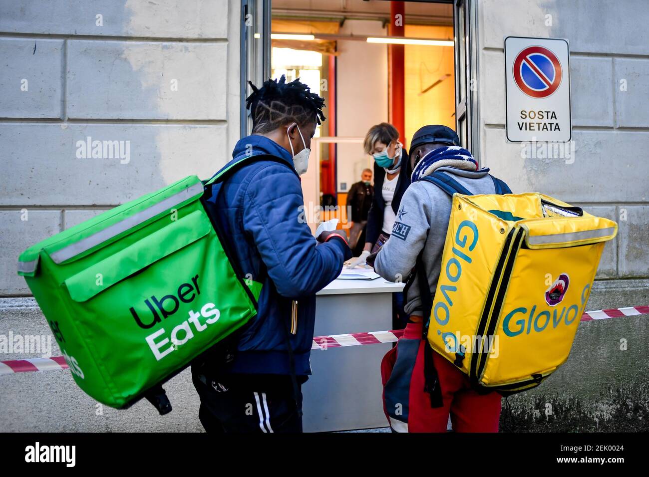 The municipality of Milan distributes masks and gloves to food riders ...
