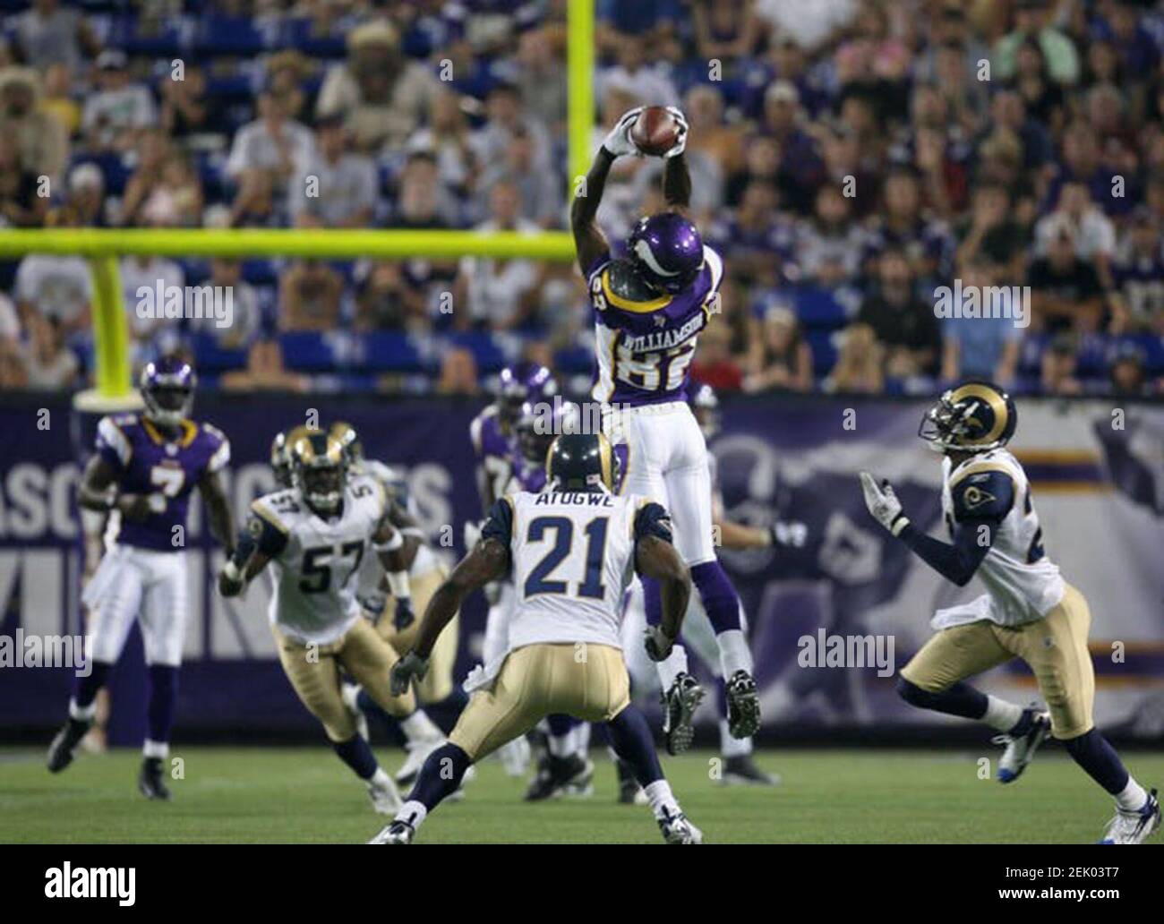 Minnesota Vikings quarterback Tarvaris Jackson (7) conncects with wide ...