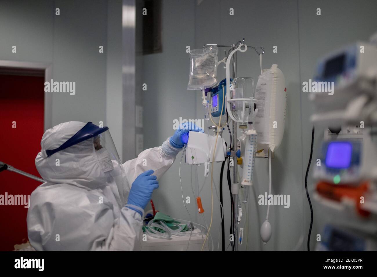 Inside the intensive care of the Rome's Covid3 Hospital during ...