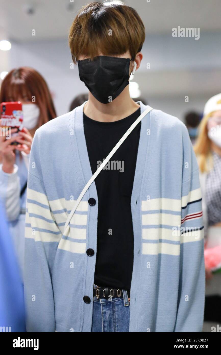 Chinese singer Xia Hanyu shows up at Shanghai airport before departure ...