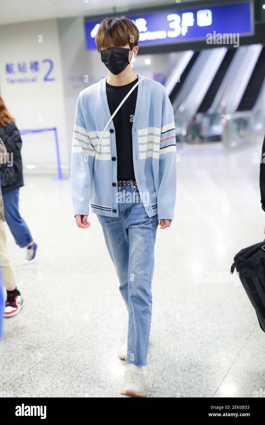 Chinese singer Xia Hanyu shows up at Shanghai airport before departure ...