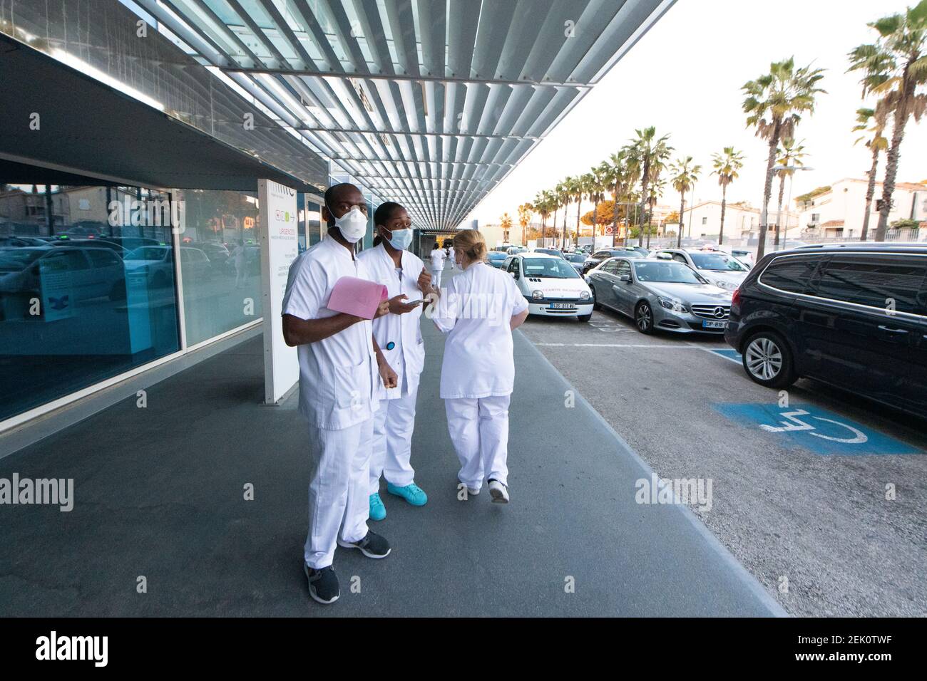 COVID-19 Coronavirus : Taxis drivers of Cannes paid tribute to health ...