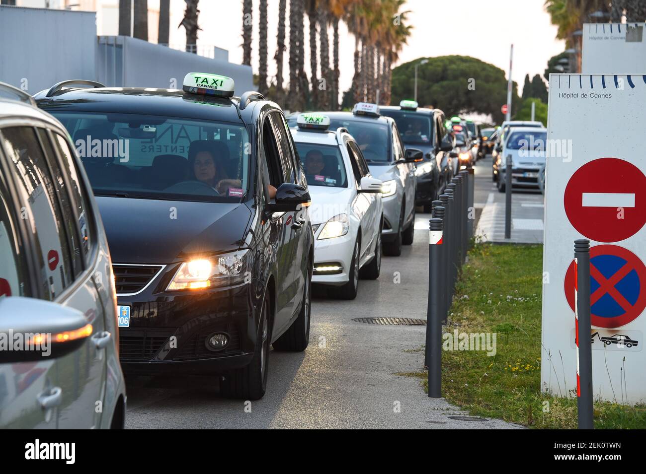 COVID-19 Coronavirus : Taxis drivers of Cannes paid tribute to health ...
