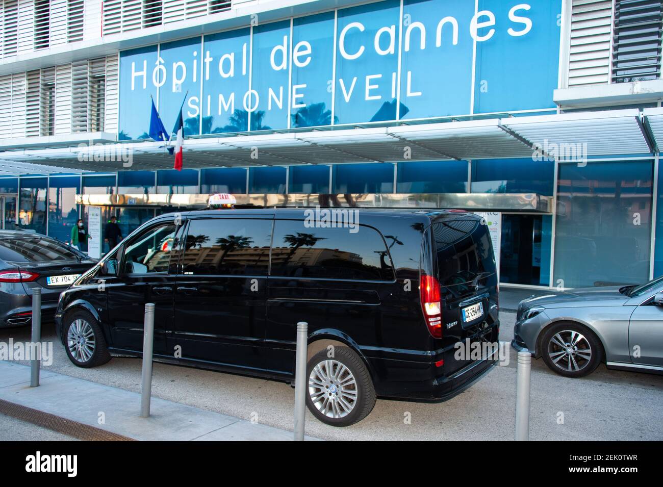 COVID-19 Coronavirus : Taxis drivers of Cannes paid tribute to health ...