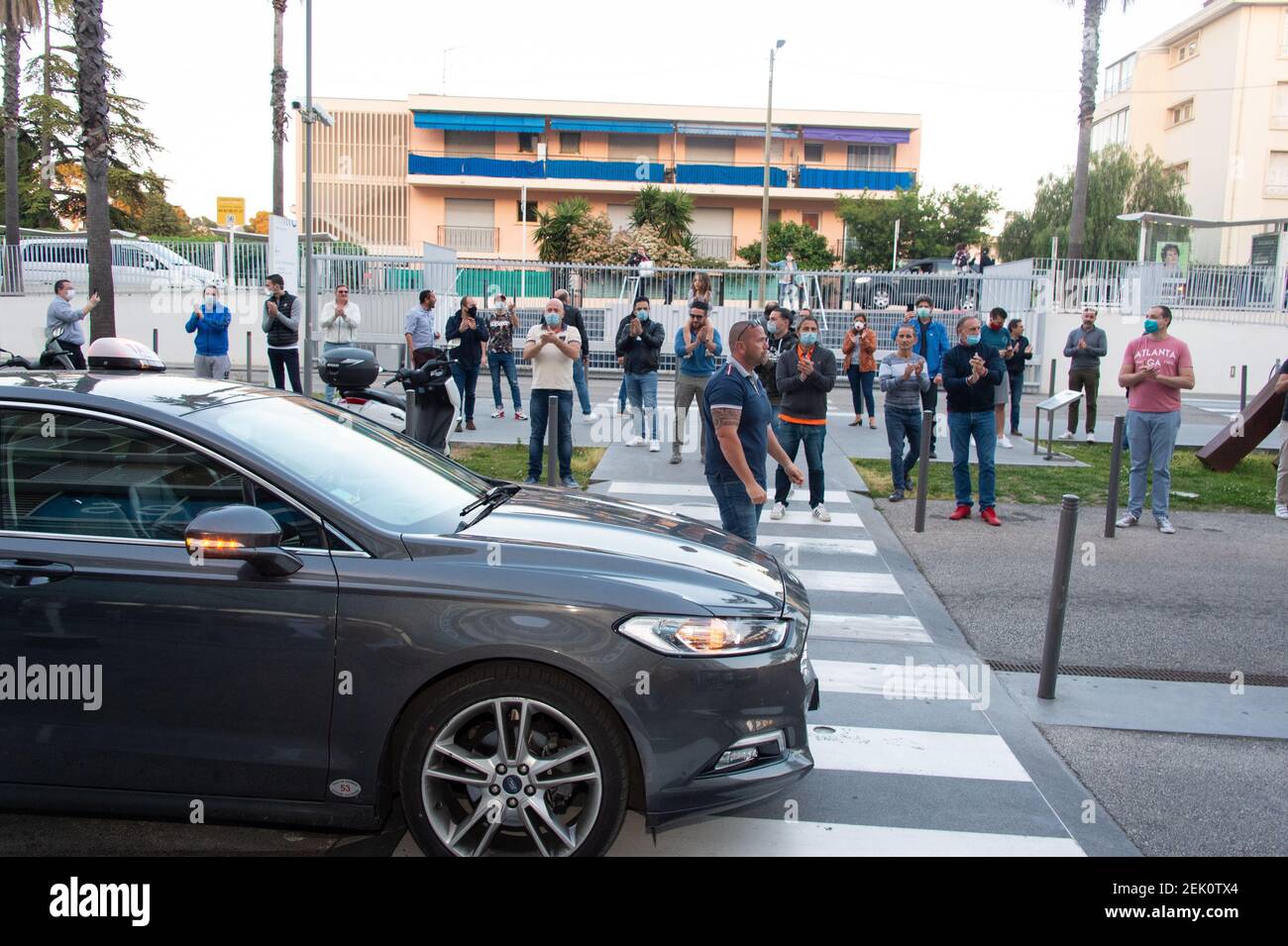 COVID-19 Coronavirus : Taxis drivers of Cannes paid tribute to health ...